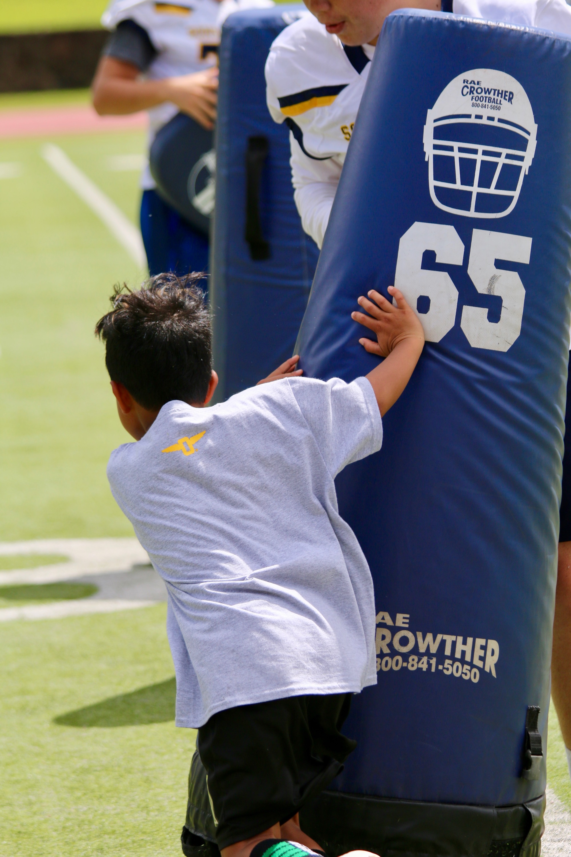 Varsity Football Team Holds Clinic for O‘ahu Youth - Punahou School