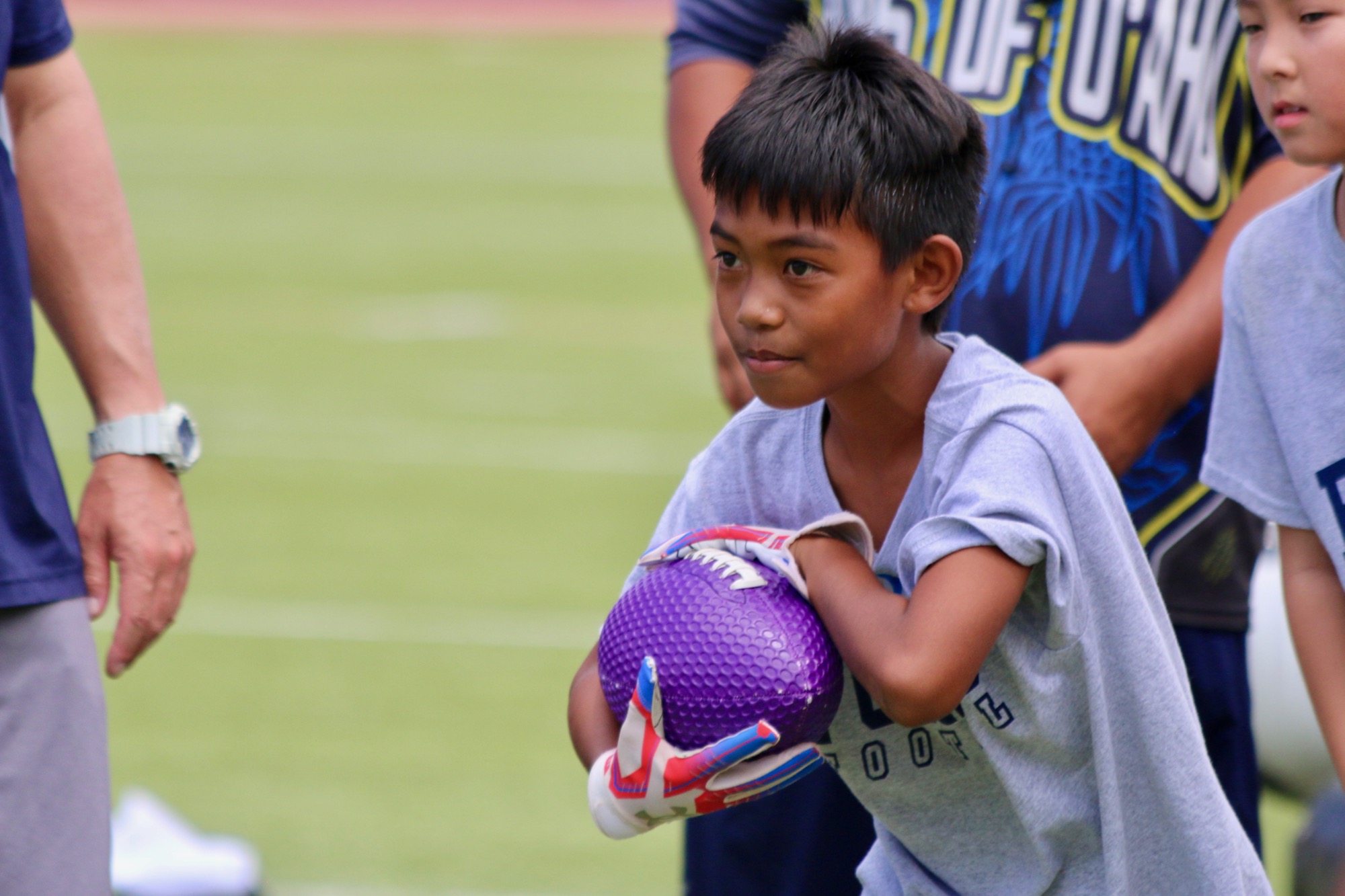 Varsity Football Team Holds Clinic for O‘ahu Youth - Punahou School