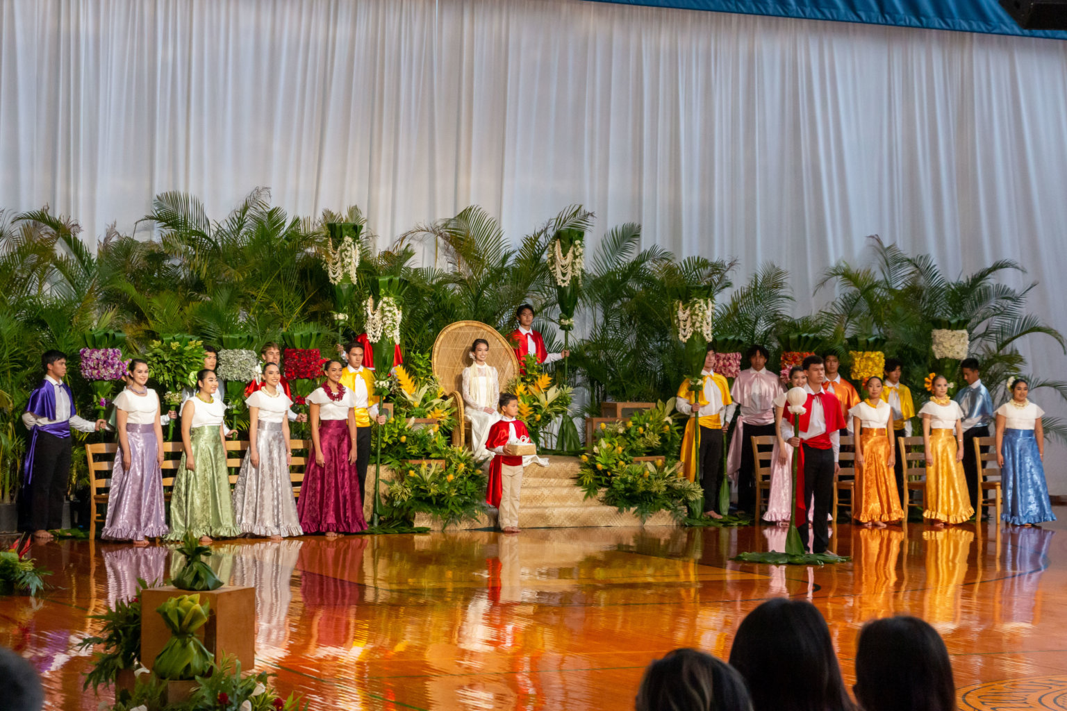 Lei Traditions at Holokū and May Day - Punahou School