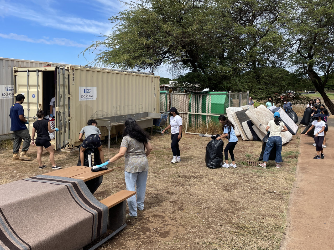 Seniors Lend Homeless a Helping Hand - Punahou School