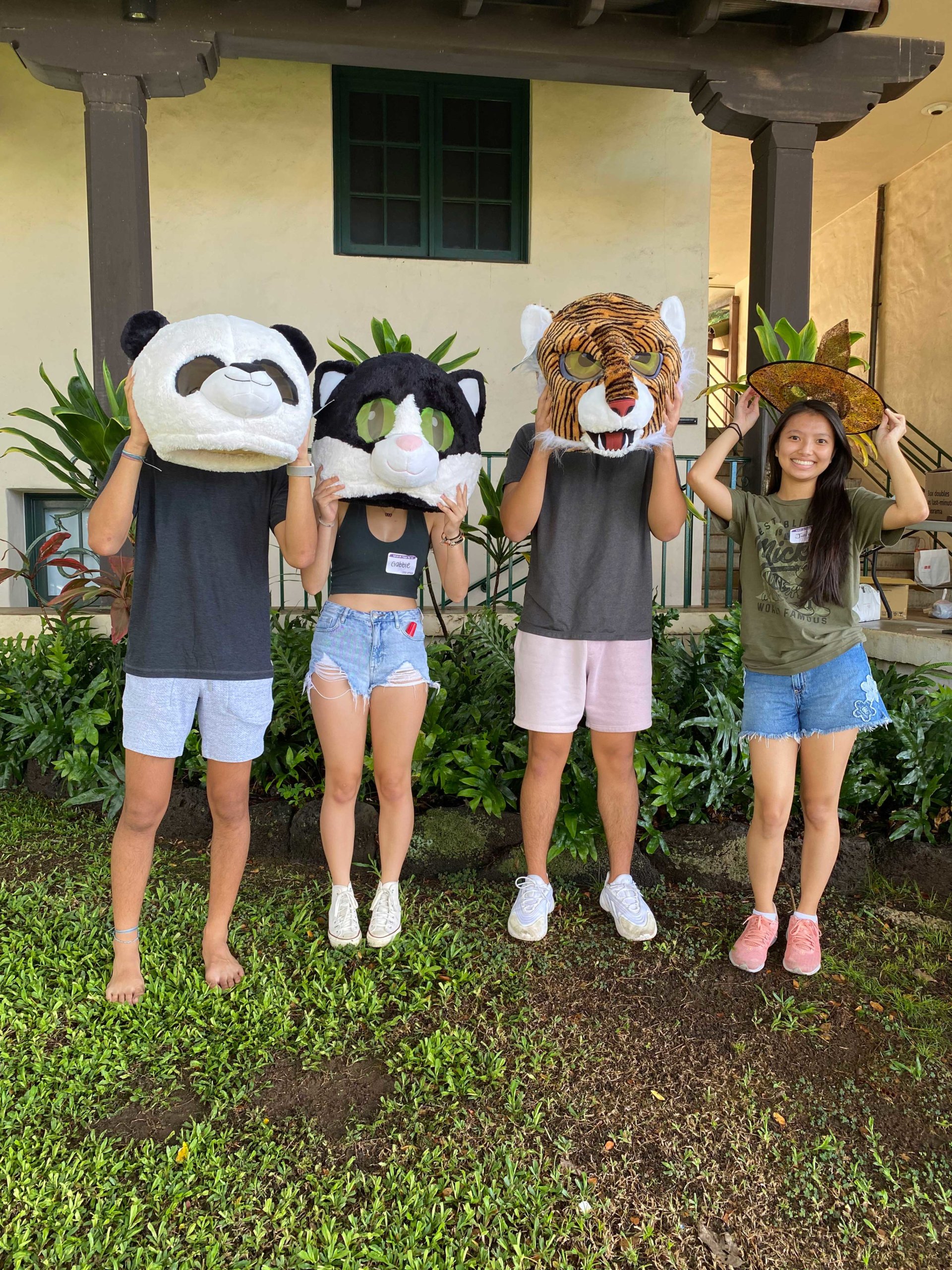 Carnival’s White Elephant Team Drives Holiday Sale - Punahou School